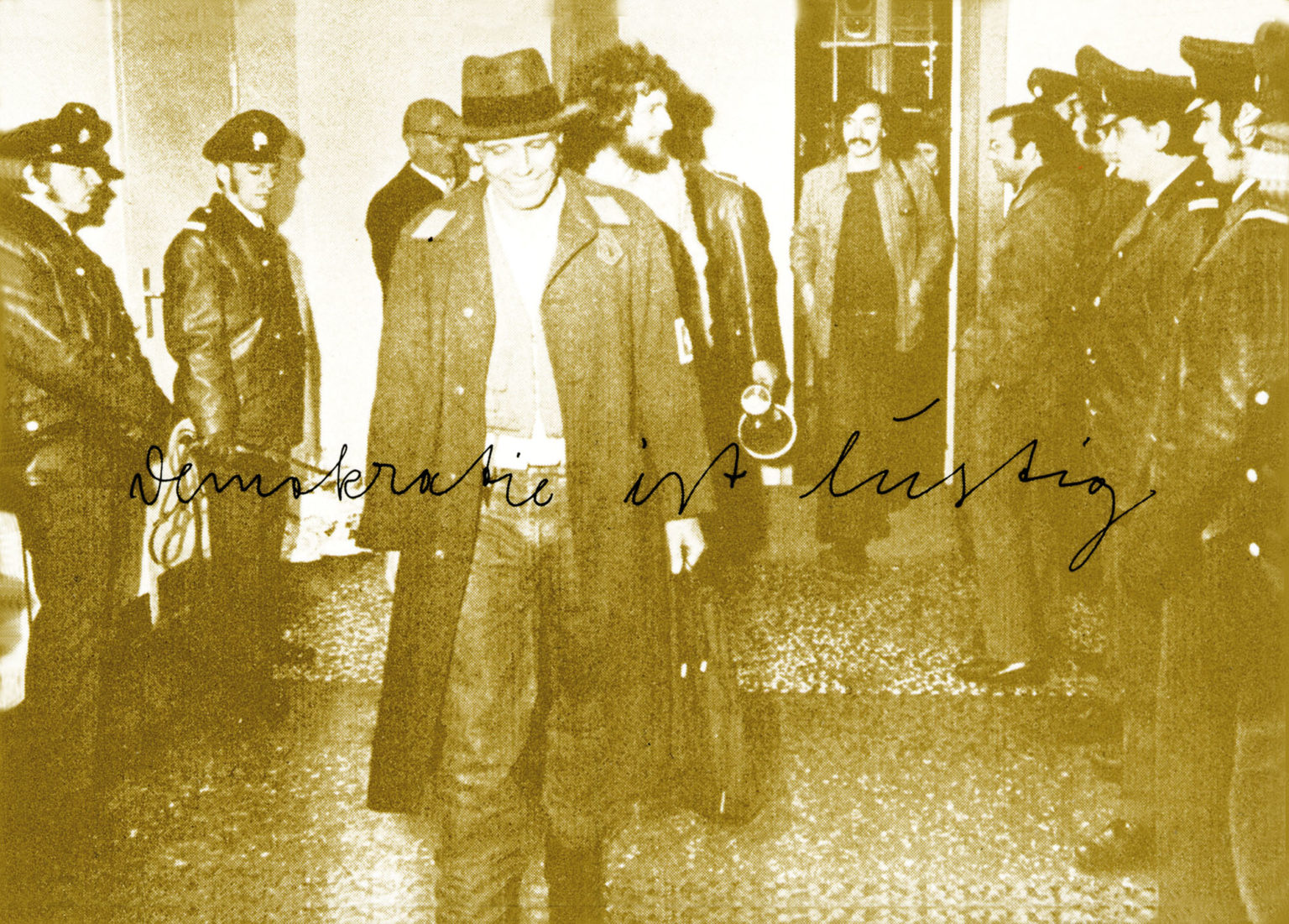 Joseph Beuys: Demokratie ist lustig – Postkarte kaufen – Edition Staeck